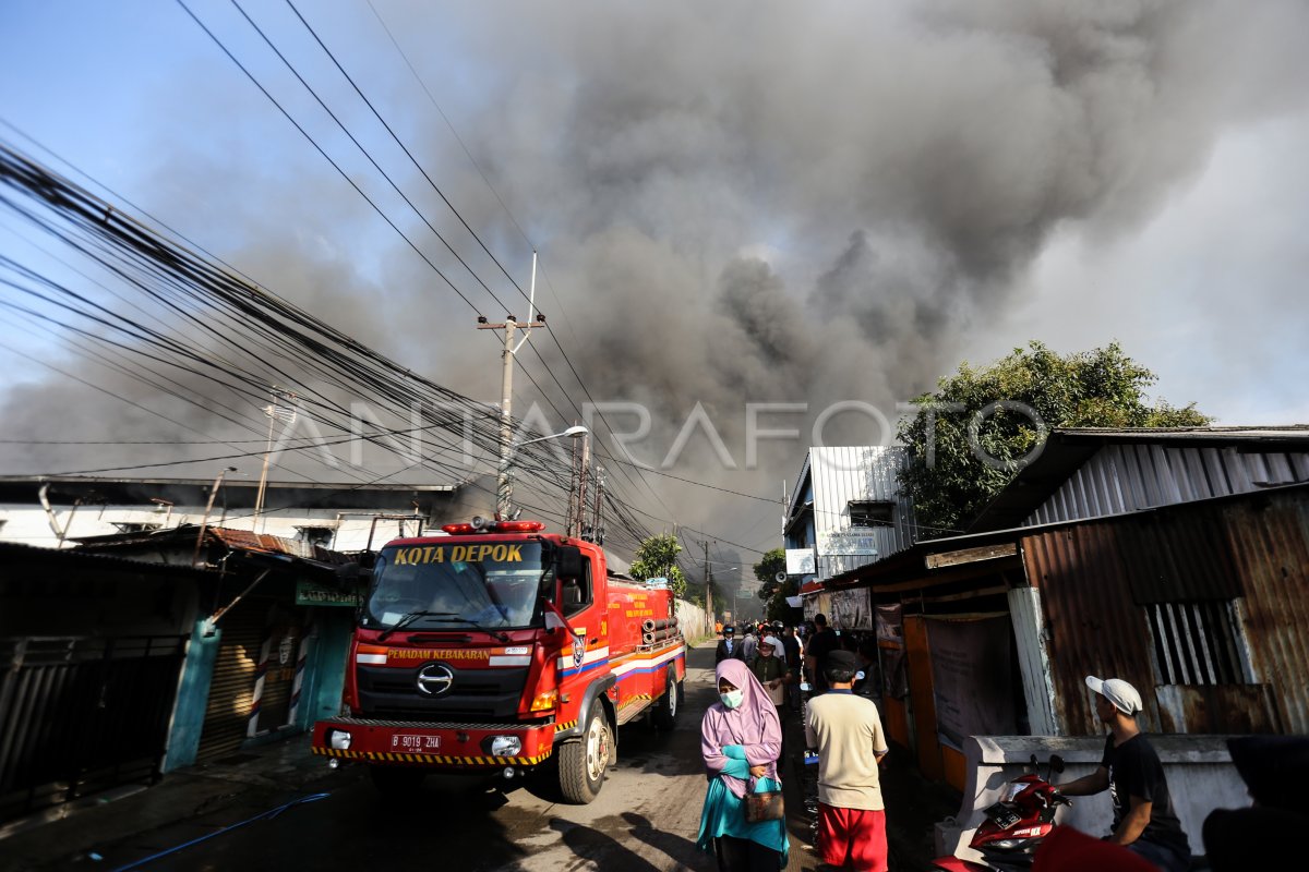 KEBAKARAN GUDANG JNE DI DEPOK | ANTARA Foto