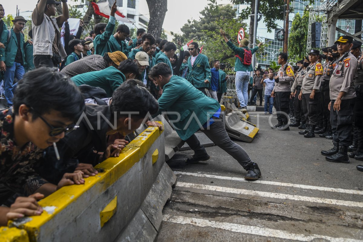 UNJUK RASA TOLAK KENAIKAN HARGA BBM | ANTARA Foto UNJUK RASA TOLAK KENAIKAN HARGA BBM | ANTARA Foto