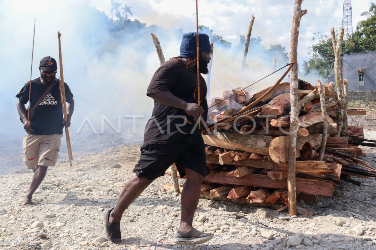 KREMASI KORBAN PEMBUNUHAN DAN MUTILASI DI MIMIKA | ANTARA Foto KREMASI KORBAN PEMBUNUHAN DAN MUTILASI DI MIMIKA | ANTARA Foto