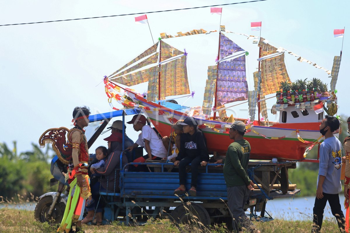 TRADISI NGUNJUNG LELUHUR | ANTARA Foto TRADISI NGUNJUNG LELUHUR | ANTARA Foto