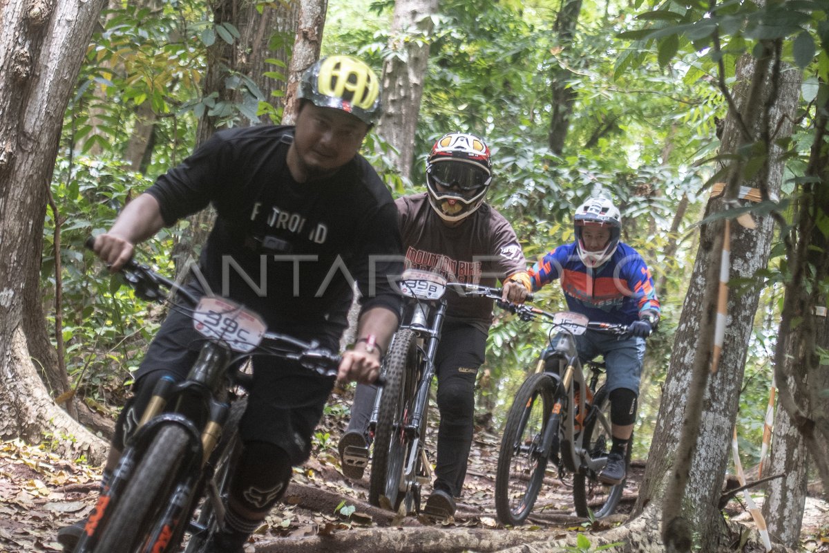 BALAP SEPEDA MOUNTAIN BIKE INDONESIA | ANTARA Foto