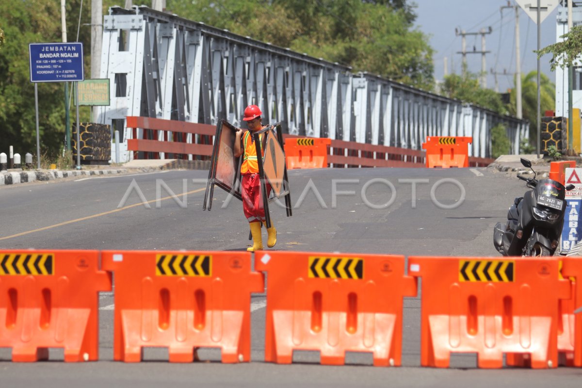 JEMBATAN JALUR PROVINSI DI KEDIRI DITUTUP | ANTARA Foto JEMBATAN JALUR PROVINSI DI KEDIRI DITUTUP | ANTARA Foto