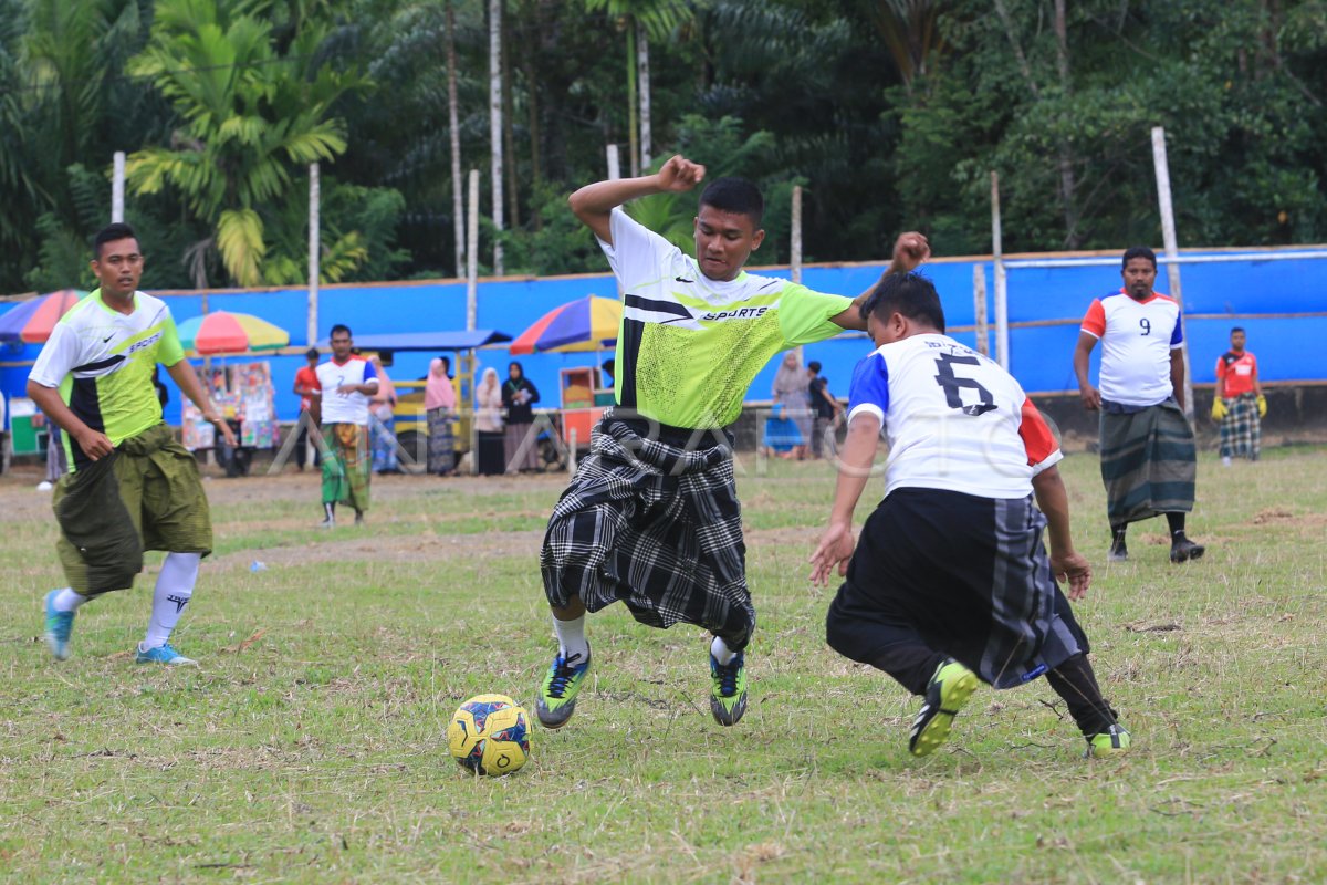 LOMBA SEPAK BOLA SARUNG DI ACEH BARAT | ANTARA Foto LOMBA SEPAK BOLA SARUNG DI ACEH BARAT | ANTARA Foto