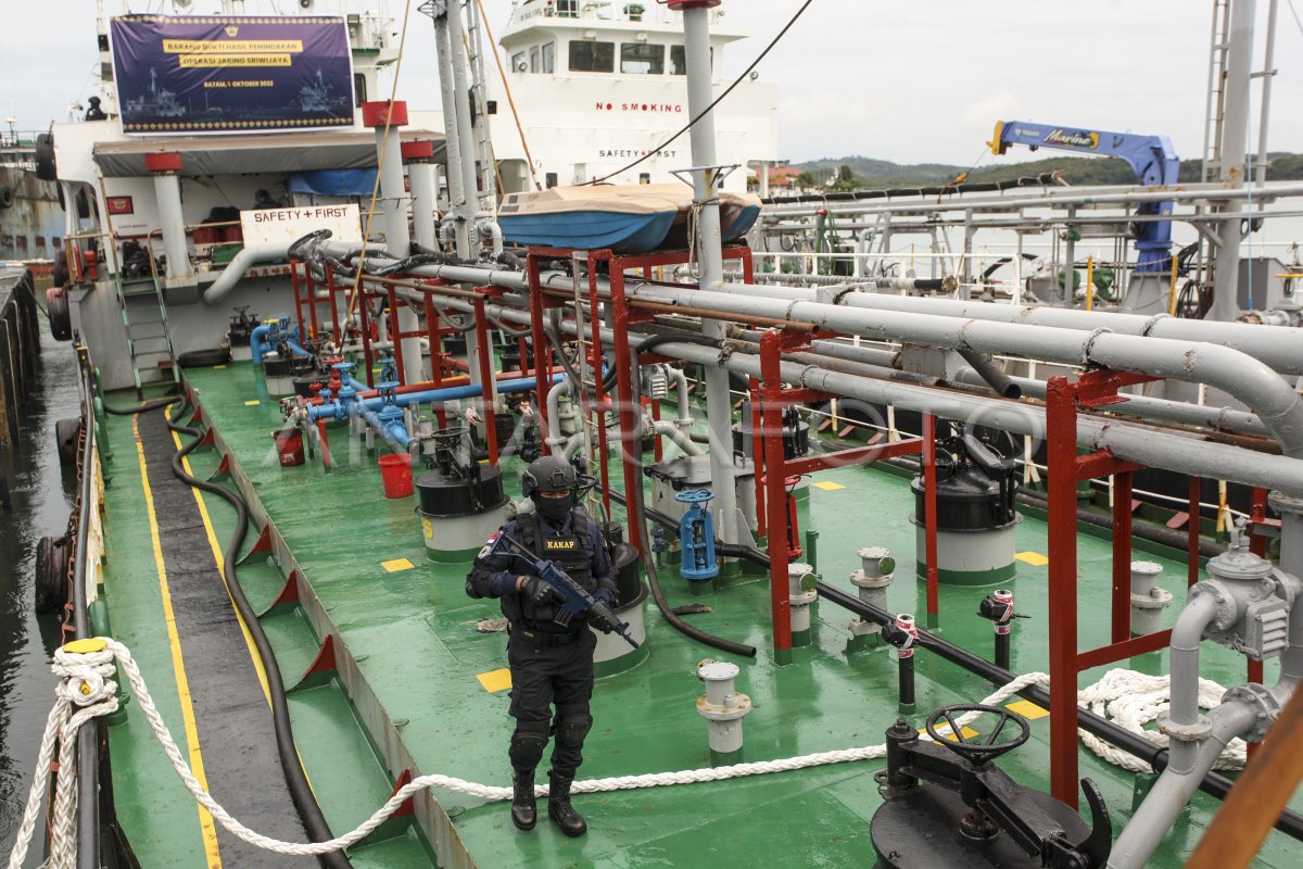 BEA CUKAI AMANKAN KAPAL TANKER DI PERAIRAN KEPRI | ANTARA Foto BEA CUKAI AMANKAN KAPAL TANKER DI PERAIRAN KEPRI | ANTARA Foto