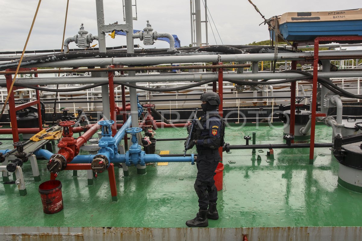 BEA CUKAI AMANKAN KAPAL TANKER DI PERAIRAN KEPRI | ANTARA Foto BEA CUKAI AMANKAN KAPAL TANKER DI PERAIRAN KEPRI | ANTARA Foto
