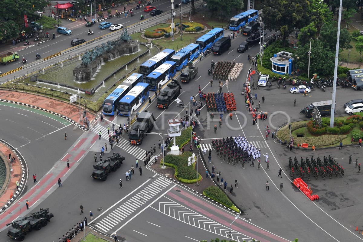 DEFILE KENDARAAN TEMPUR PERINGATI HUT KE-77 TNI | ANTARA Foto DEFILE KENDARAAN TEMPUR PERINGATI HUT KE-77 TNI | ANTARA Foto
