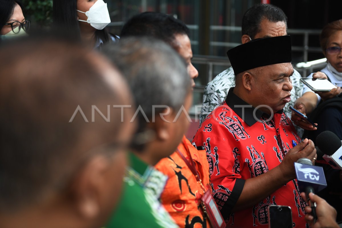 ISTRI DAN ANAK LUKAS ENEMBE TOLAK DIPERIKSA KPK | ANTARA Foto ISTRI DAN ANAK LUKAS ENEMBE TOLAK DIPERIKSA KPK | ANTARA Foto