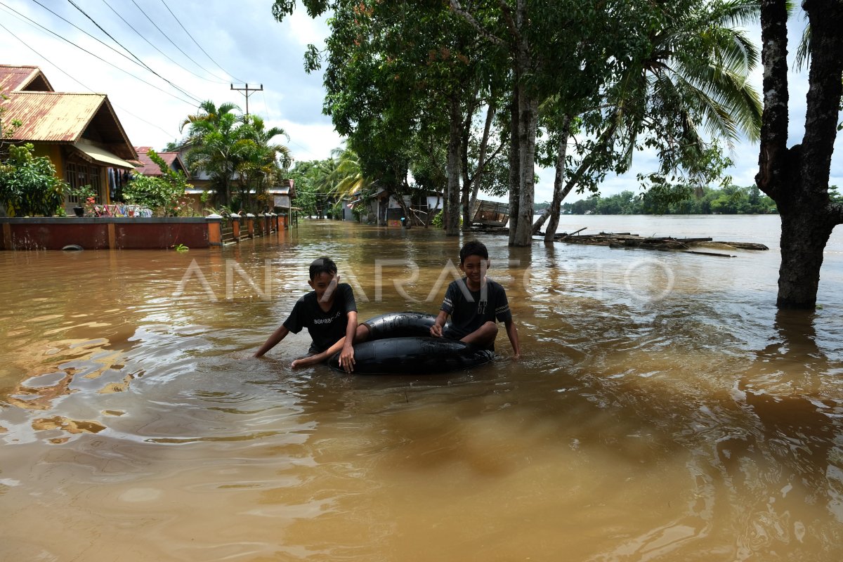 STATUS TANGGAP DARURAT BANJIR DI SINTANG | ANTARA Foto