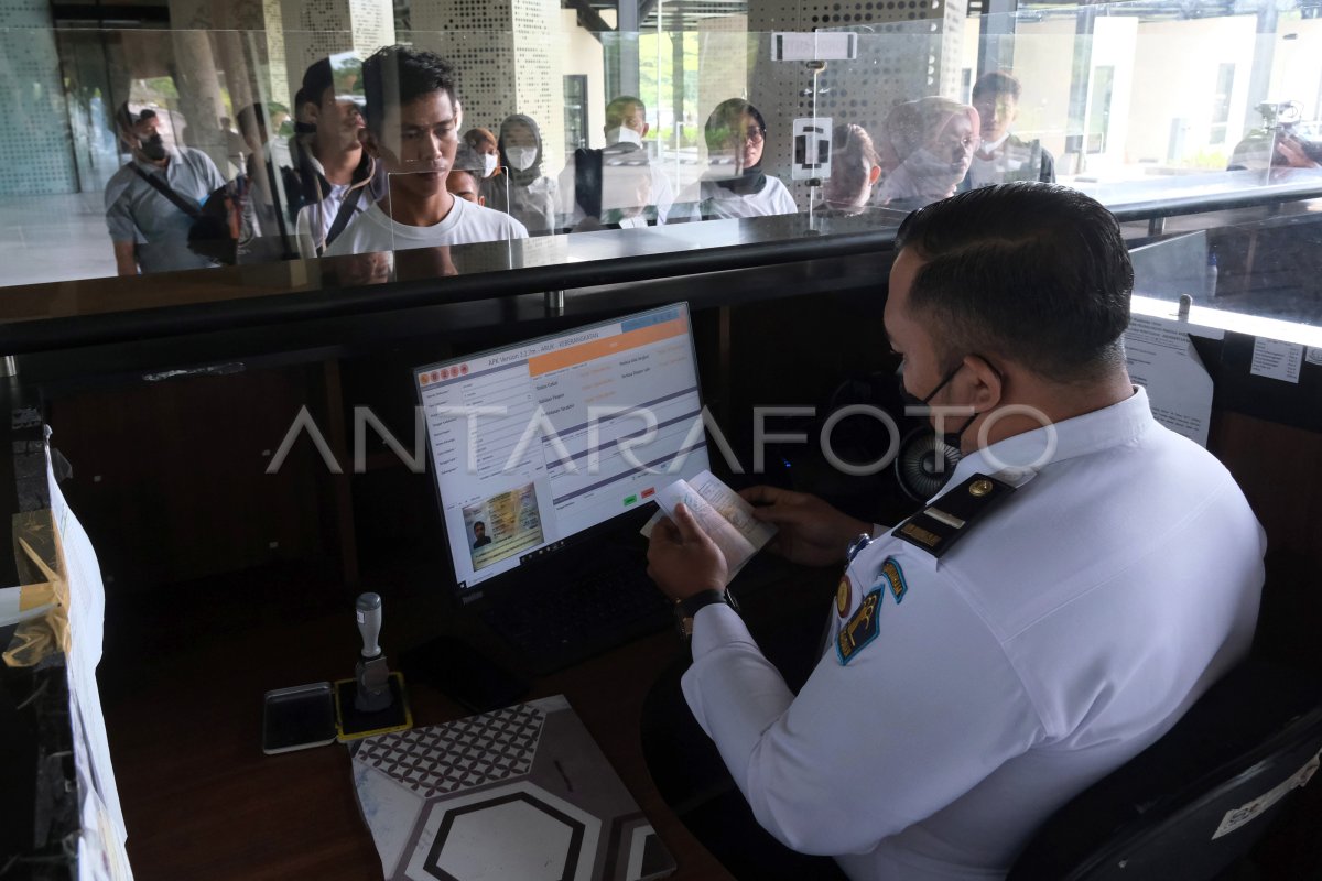 PEMBERANGKATAN PMI KE MALAYSIA | ANTARA Foto PEMBERANGKATAN PMI KE MALAYSIA | ANTARA Foto