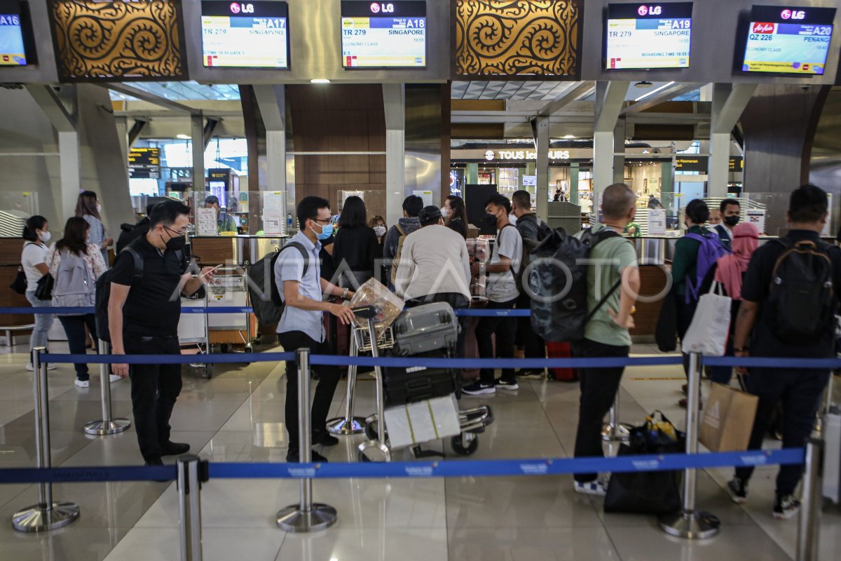 PERGERAKAN PENUMPANG PESAWAT ANGKASA PURA II | ANTARA Foto PERGERAKAN PENUMPANG PESAWAT ANGKASA PURA II | ANTARA Foto