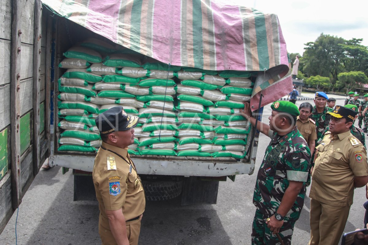 PENDISTRIBUSIAN BANTUAN SOSIAL UNTUK KORBAN BANJIR DI KALTENG | ANTARA Foto