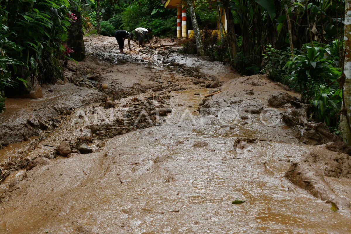 WARGA TERANCAM LONGSOR GUNUNG WILIS MENGUNGSI | ANTARA Foto