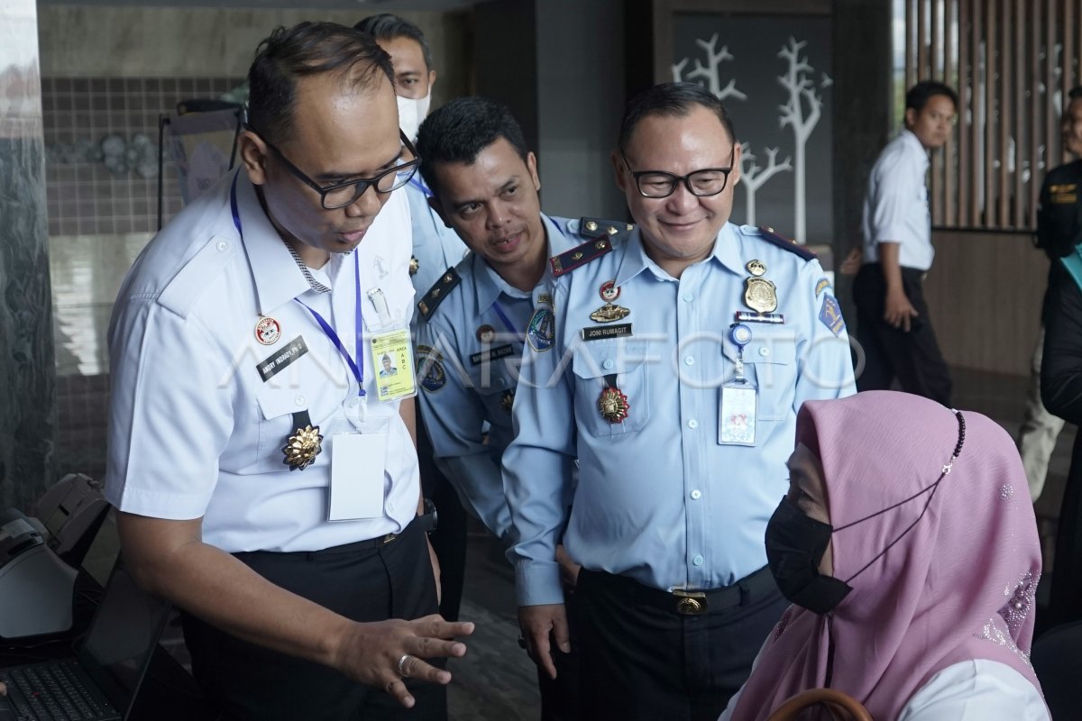 PELAYANAN EAZY PASPORT IMIGRASI GORONTALO | ANTARA Foto PELAYANAN EAZY PASPORT IMIGRASI GORONTALO | ANTARA Foto