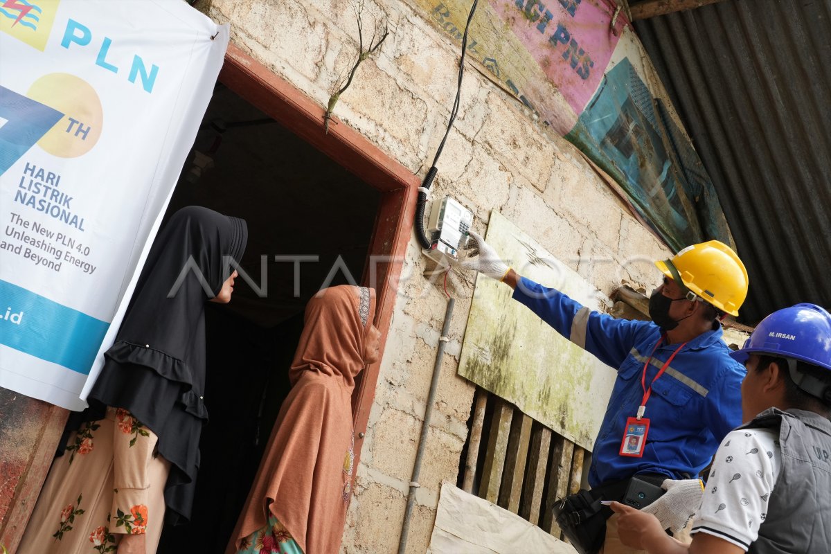 PEMASANGAN LISTRIK GRATIS HARI LISTRIK NASIONAL | ANTARA Foto