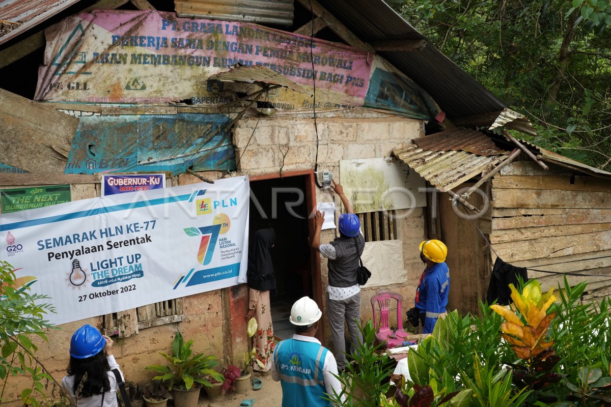 PEMASANGAN LISTRIK GRATIS HARI LISTRIK NASIONAL | ANTARA Foto
