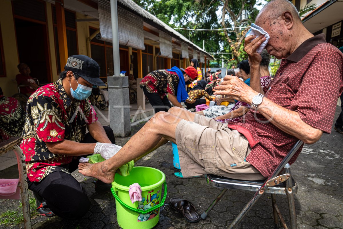 PEMBASUHAN KAKI LANSIA PANTI WREDA | ANTARA Foto PEMBASUHAN KAKI LANSIA PANTI WREDA | ANTARA Foto
