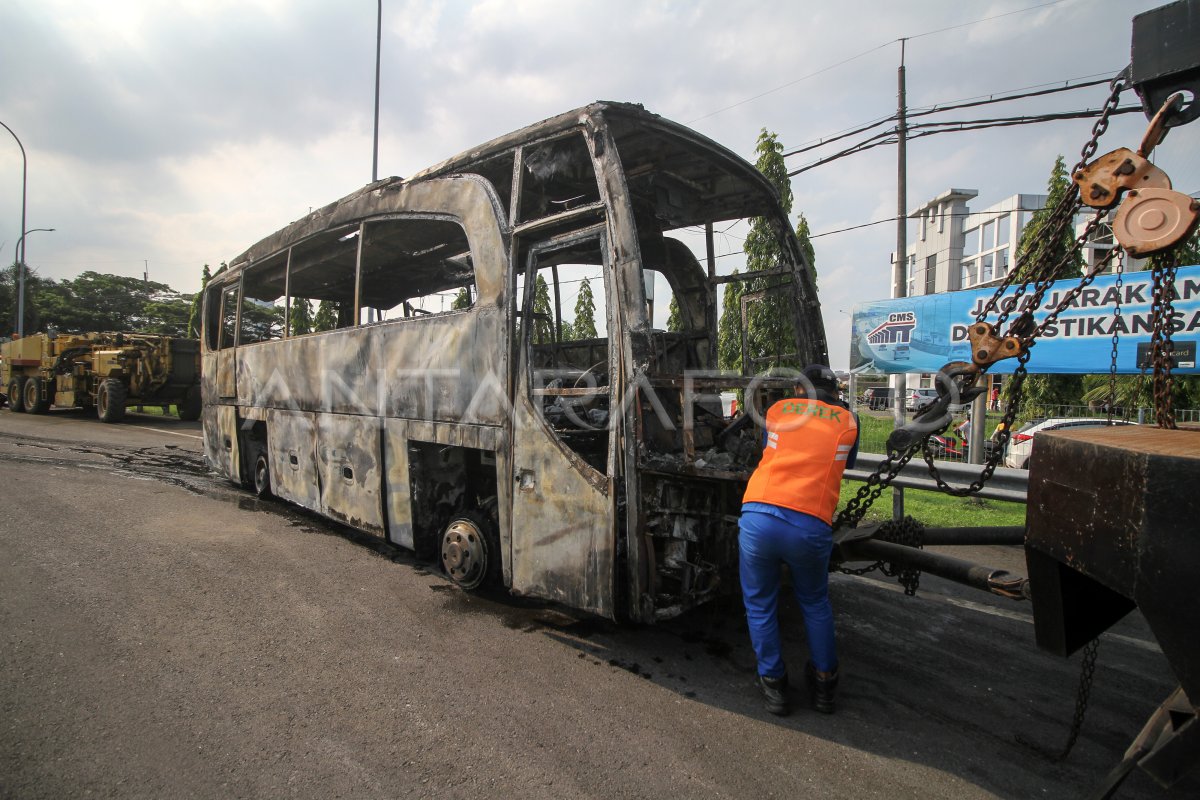 KEBAKARAN BUS DI TOL MENANGGAL SURABAYA | ANTARA Foto