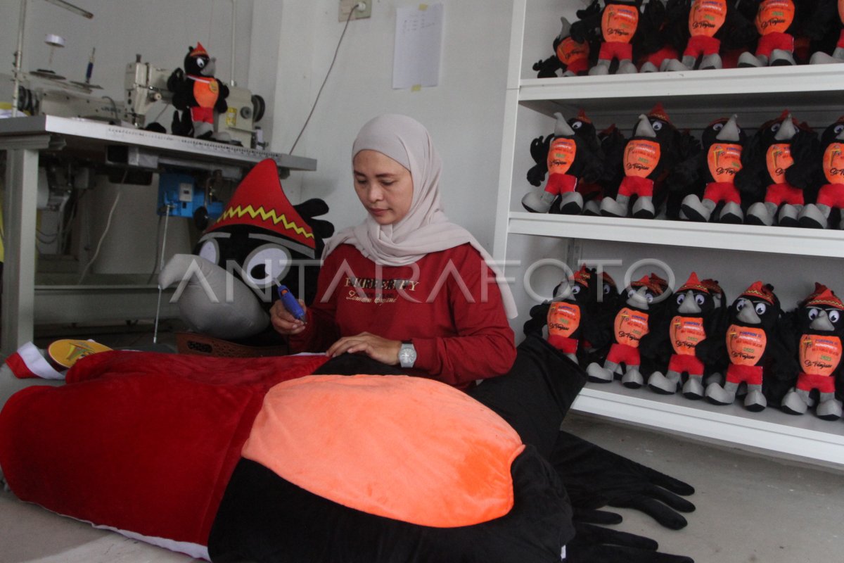 Perajin Kostum Maskot Di Malang Antara Foto
