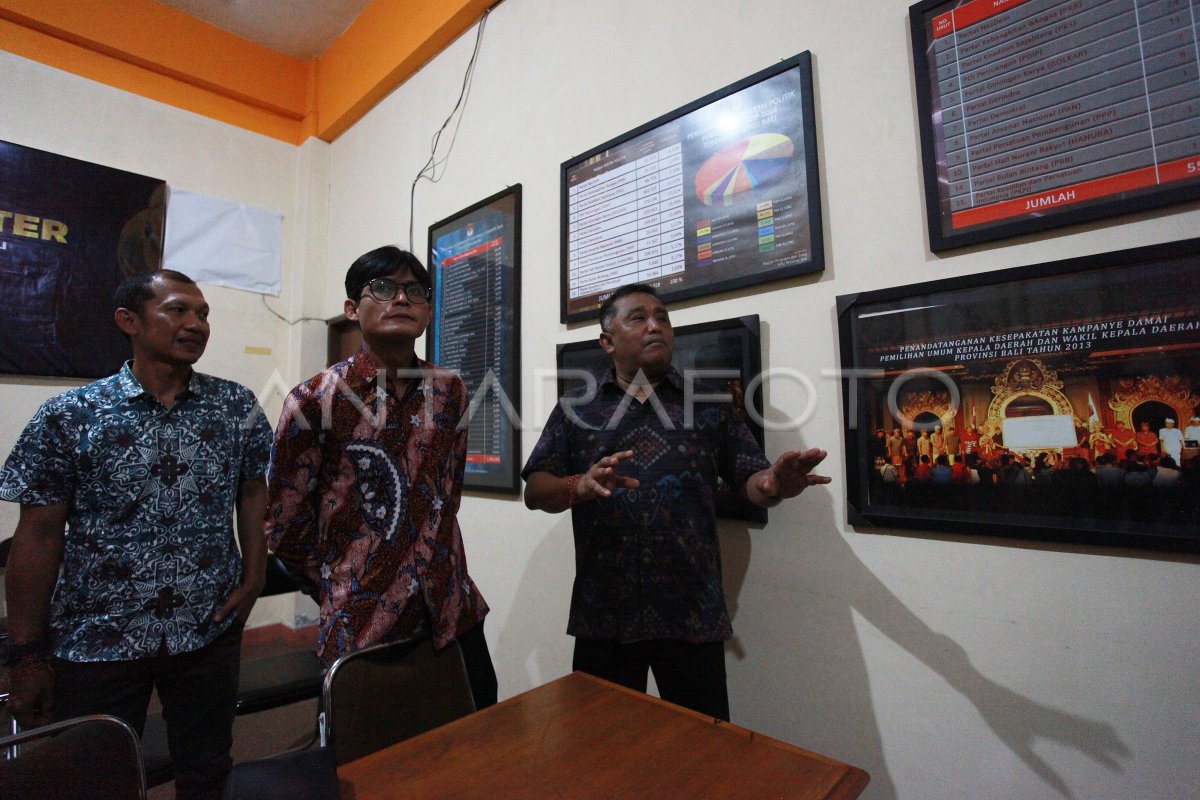 VERIFIKASI FAKTUAL PARTAI POLITIK DI KPU BALI | ANTARA Foto VERIFIKASI FAKTUAL PARTAI POLITIK DI KPU BALI | ANTARA Foto