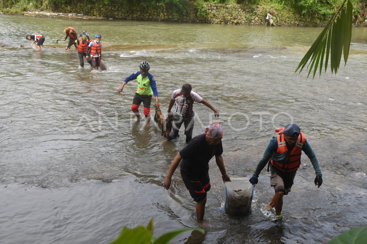 BERSIHKAN SAMPAH SUNGAI CILIWUNG BOGOR | ANTARA Foto