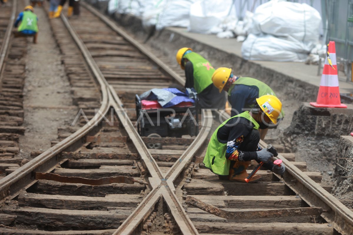 RELOKASI REL TREM DI PROYEK MRT | ANTARA Foto RELOKASI REL TREM DI PROYEK MRT | ANTARA Foto