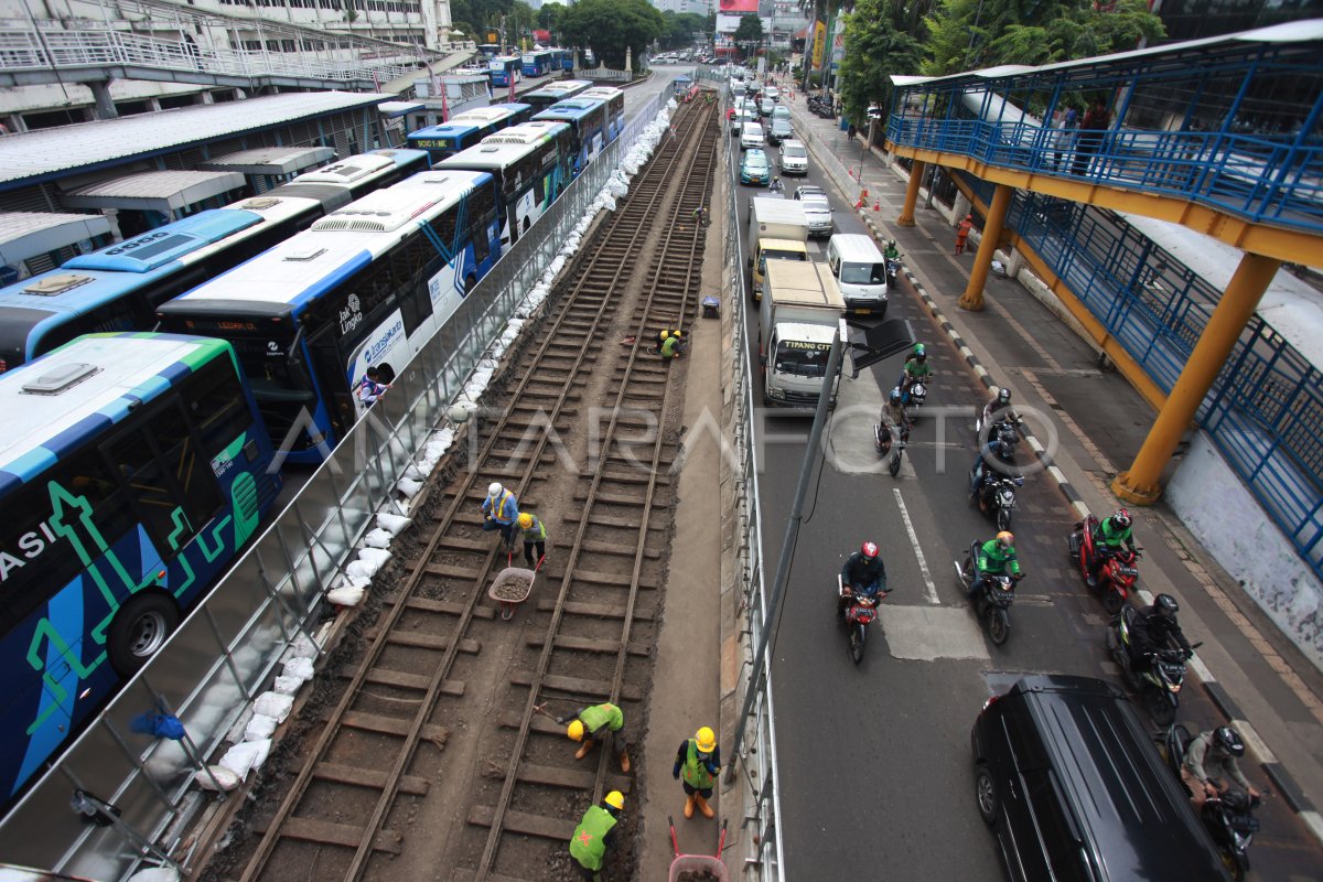 RELOKASI REL TREM DI PROYEK MRT | ANTARA Foto RELOKASI REL TREM DI PROYEK MRT | ANTARA Foto