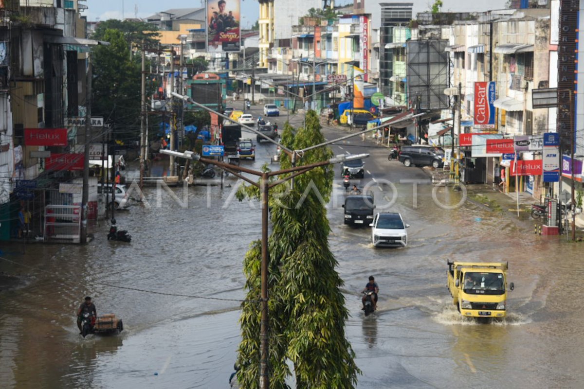 KOTA MEDAN DIKEPUNG BANJIR | ANTARA Foto