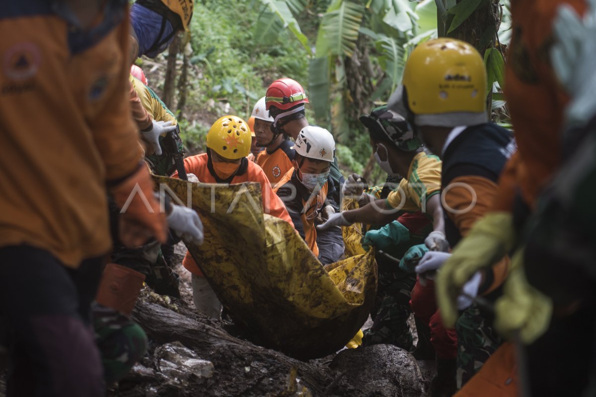 PENCARIAN KORBAN GEMPA CIANJUR | ANTARA Foto