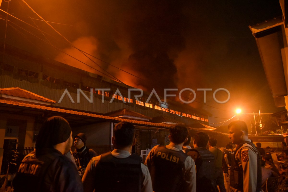 KEBAKARAN PABRIK DI DELI SERDANG | ANTARA Foto