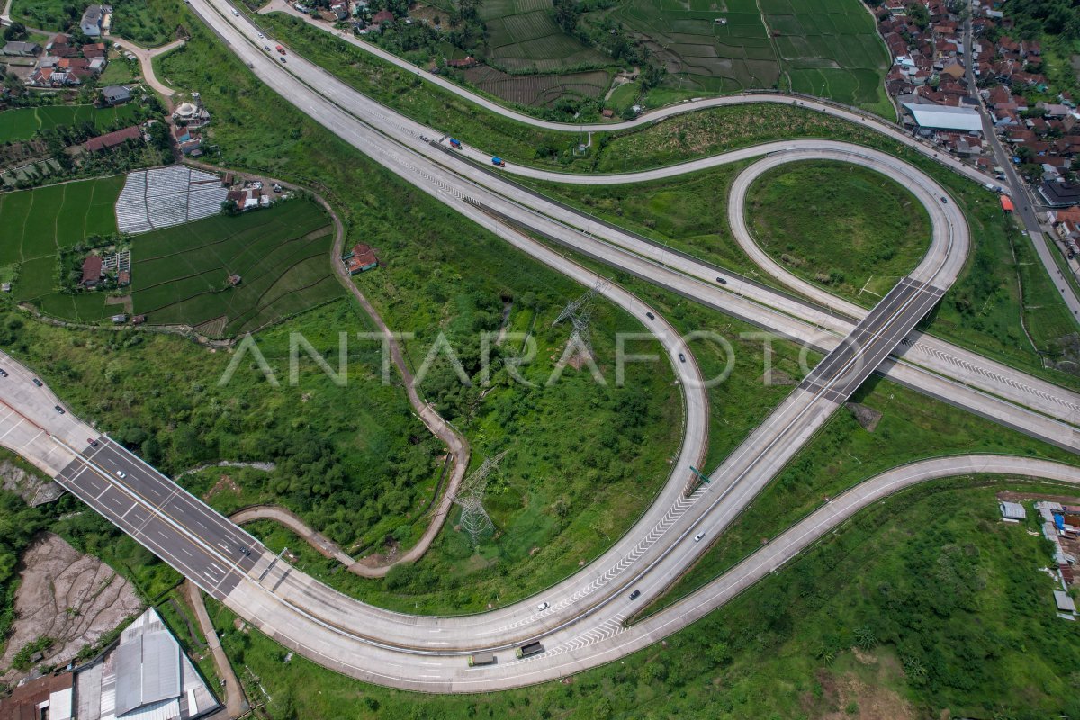 PENGOPERASIAN JALAN TOL CISUMDAWU SEKSI DUA DAN TIGA | ANTARA Foto PENGOPERASIAN JALAN TOL CISUMDAWU SEKSI DUA DAN TIGA | ANTARA Foto