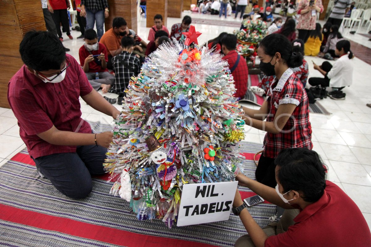 LOMBA MEMBUAT POHON NATAL | ANTARA Foto
