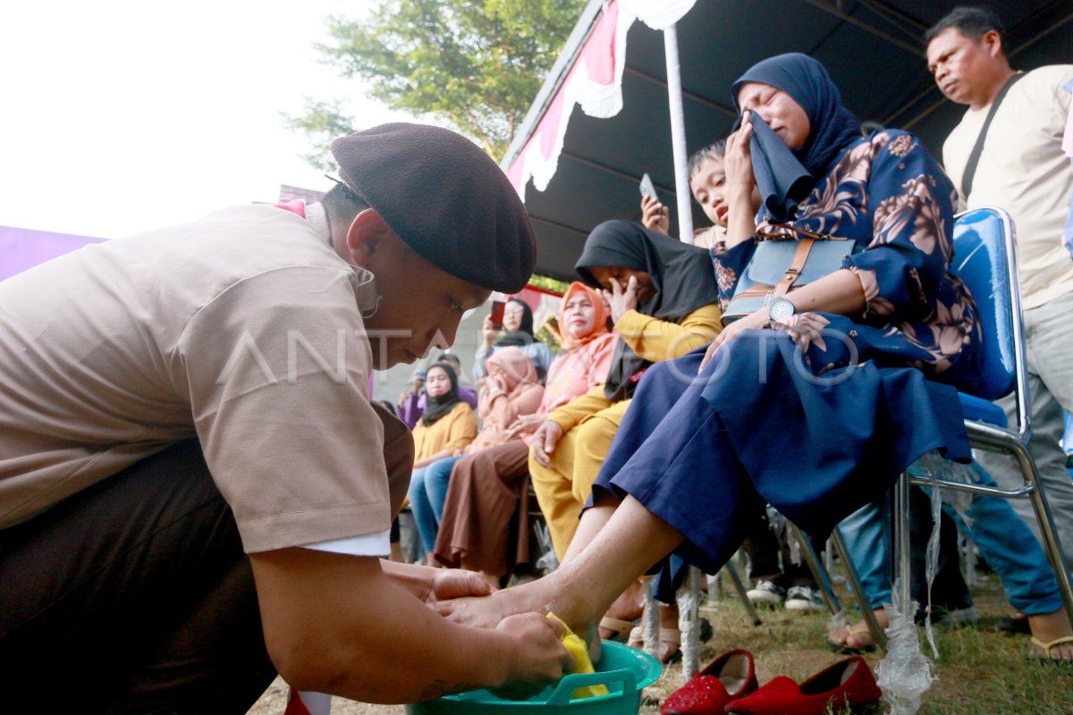BASUH KAKI IBU DI GORONTALO | ANTARA Foto BASUH KAKI IBU DI GORONTALO | ANTARA Foto