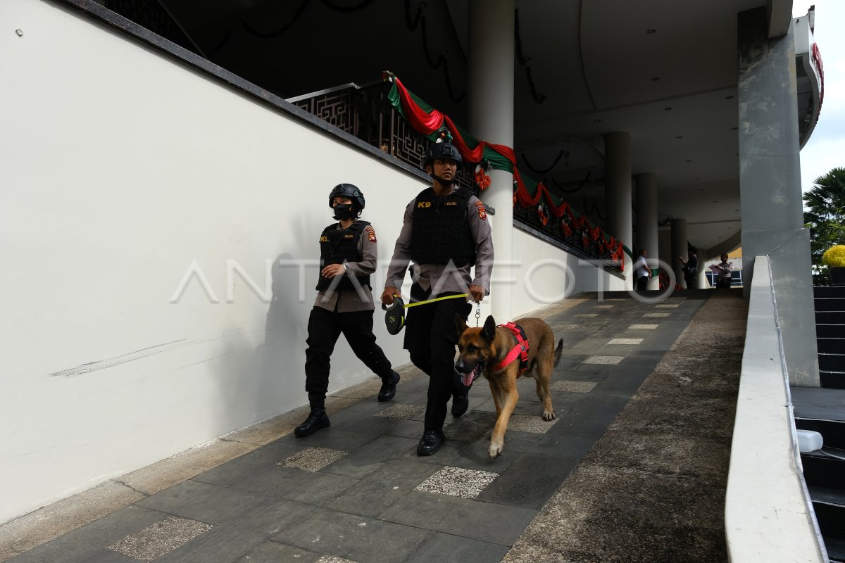 STERILISASI GEREJA JELANG IBADAH NATAL | ANTARA Foto
