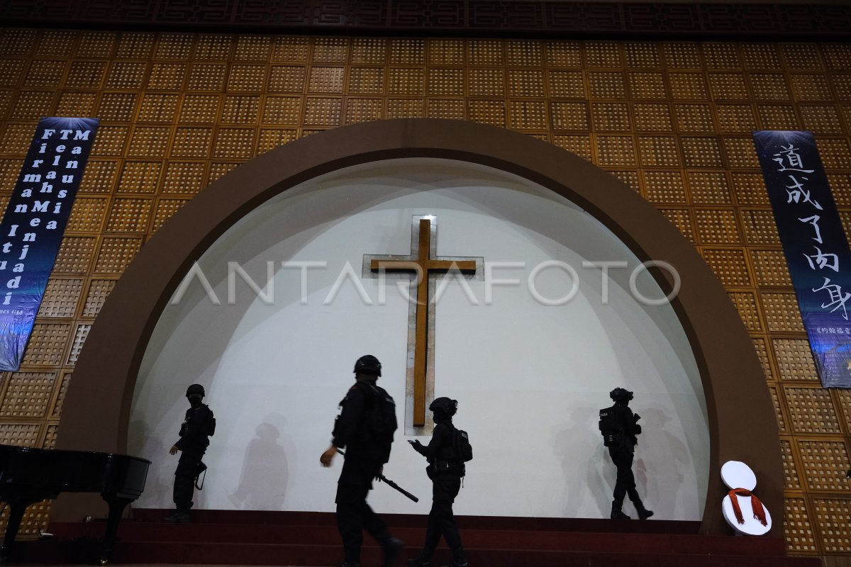 STERILISASI GEREJA JELANG IBADAH NATAL | ANTARA Foto