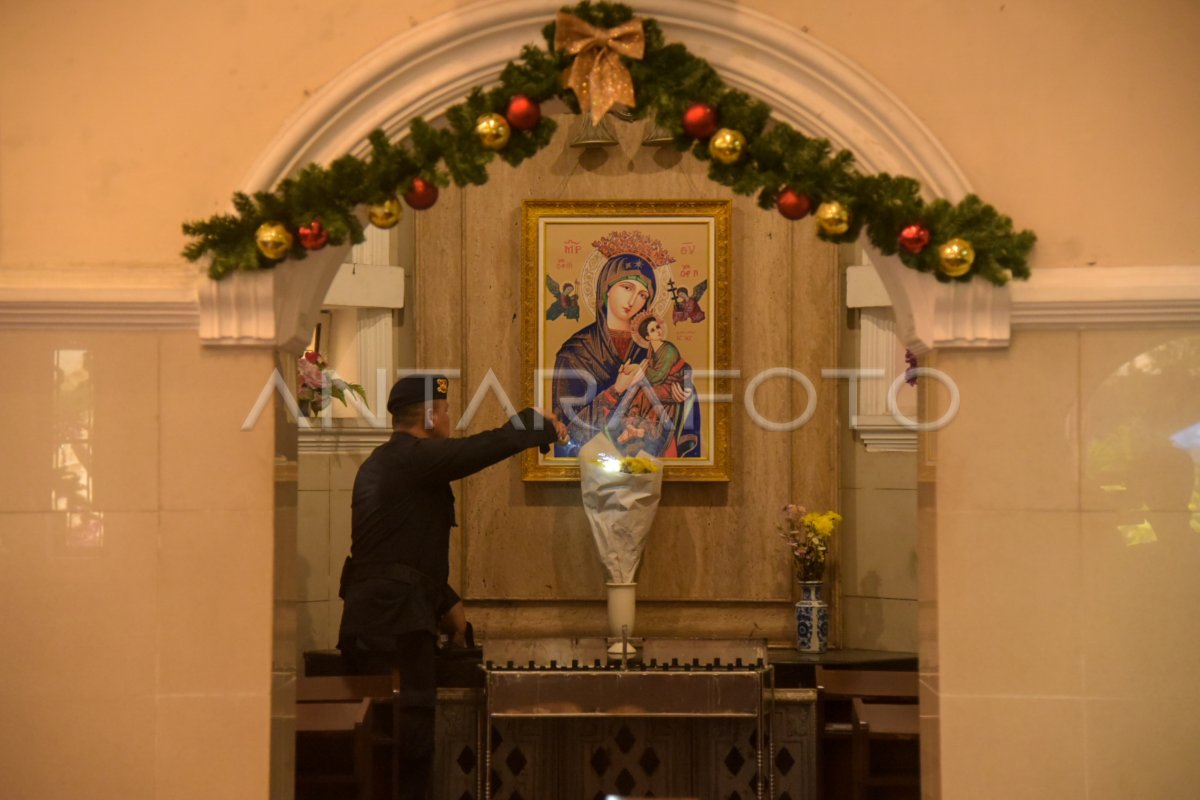 STERILISASI GEREJA JELANG NATAL | ANTARA Foto