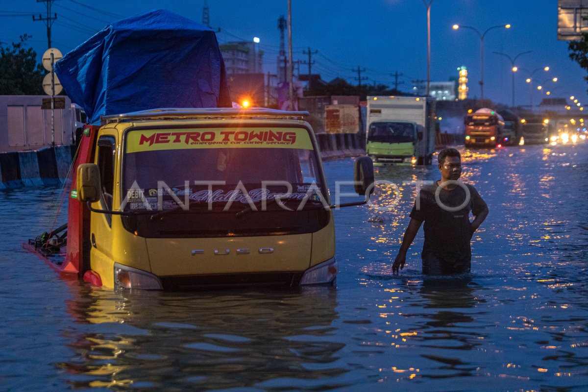 BANJIR MERENDAM JALUR PANTURA SEMARANG | ANTARA Foto