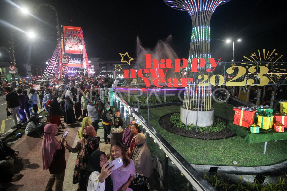 PERAYAAN MALAM TAHUN BARU DI SURABAYA | ANTARA Foto PERAYAAN MALAM TAHUN BARU DI SURABAYA | ANTARA Foto