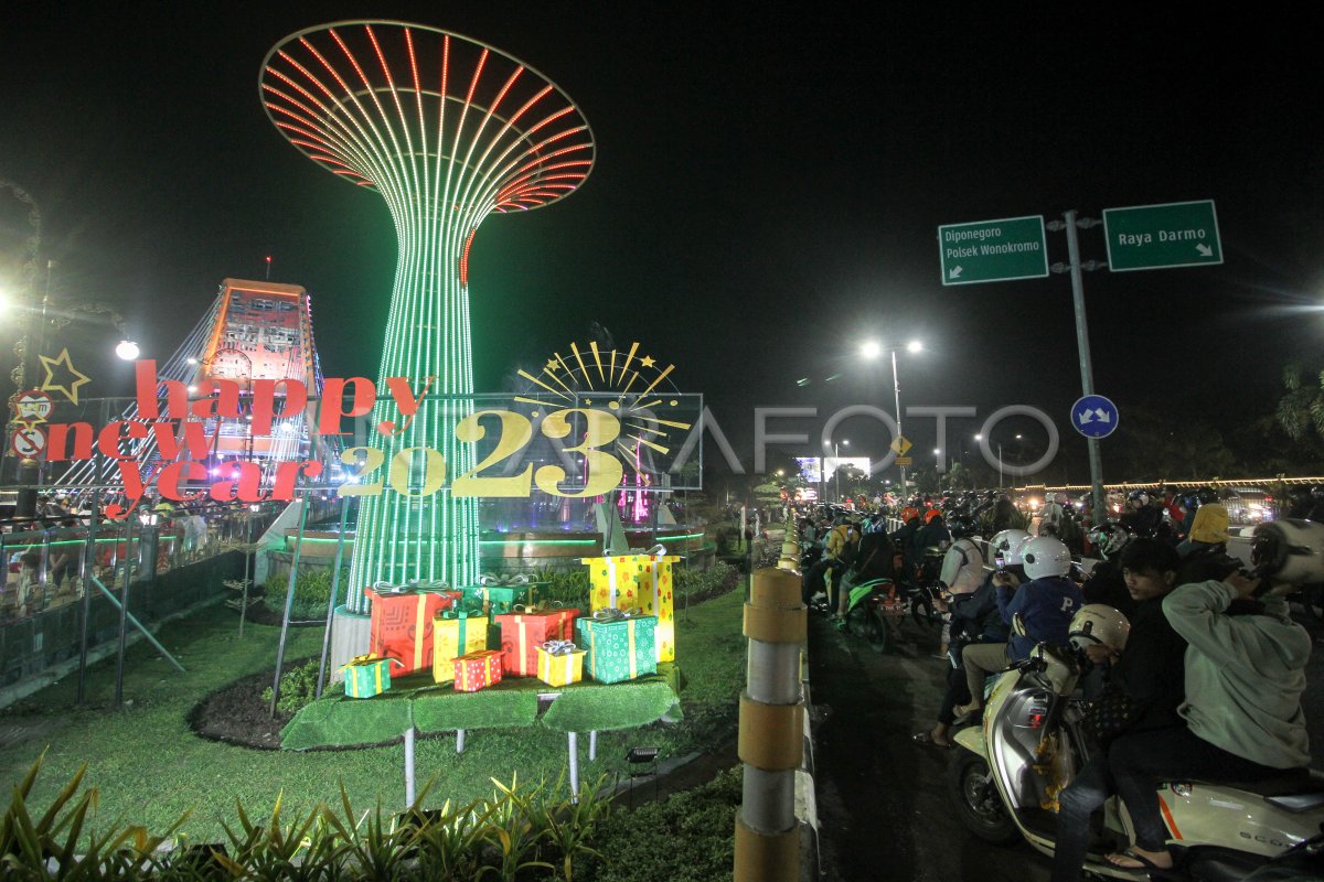 PERAYAAN MALAM TAHUN BARU DI SURABAYA | ANTARA Foto