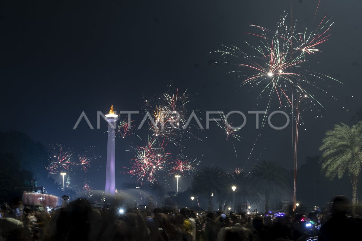 PERAYAAN TAHUN BARU 2023 DI MONAS | ANTARA Foto PERAYAAN TAHUN BARU 2023 DI MONAS | ANTARA Foto