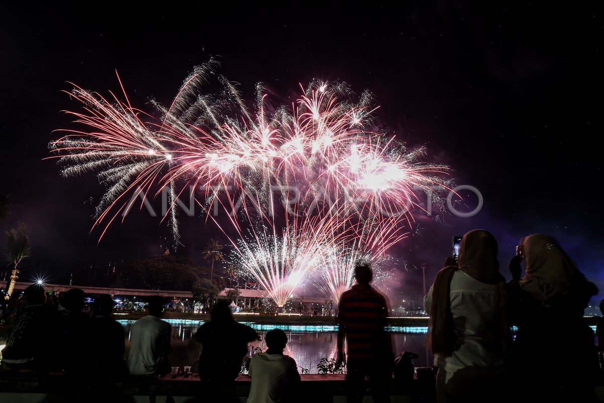 PESTA KEMBANG API TAHUN BARU 2023 DI TMII | ANTARA Foto