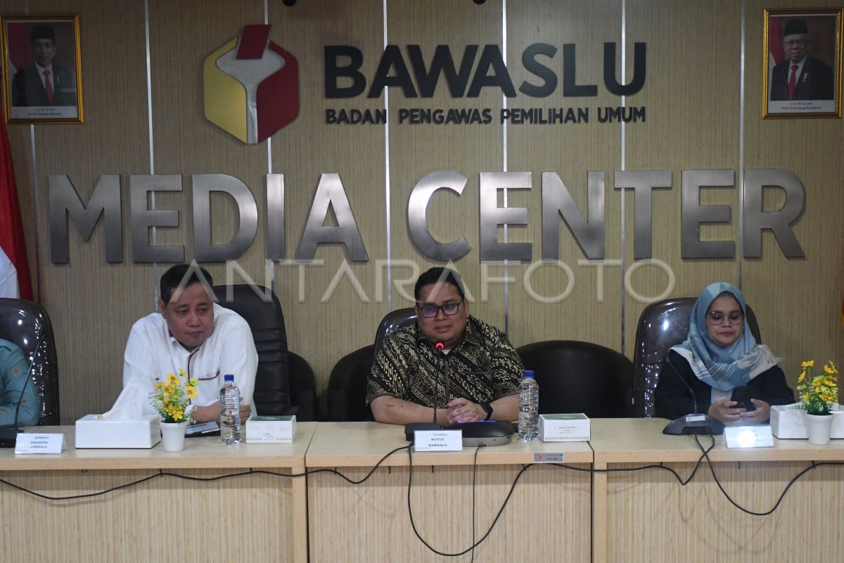 PROYEKSI KINERJA BAWASLU | ANTARA Foto