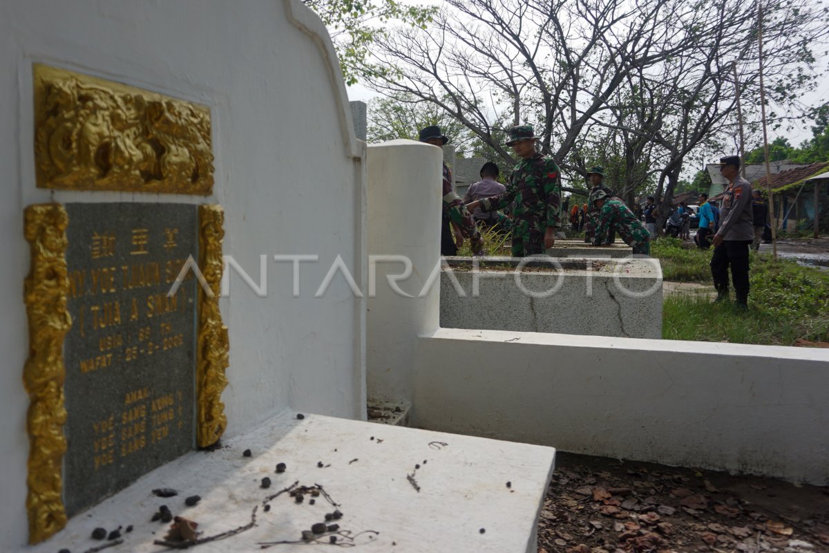 AKSI GOTONG ROYONG BERSIHKAN KOMPLEK MAKAM CHINA | ANTARA Foto AKSI GOTONG ROYONG BERSIHKAN KOMPLEK MAKAM CHINA | ANTARA Foto