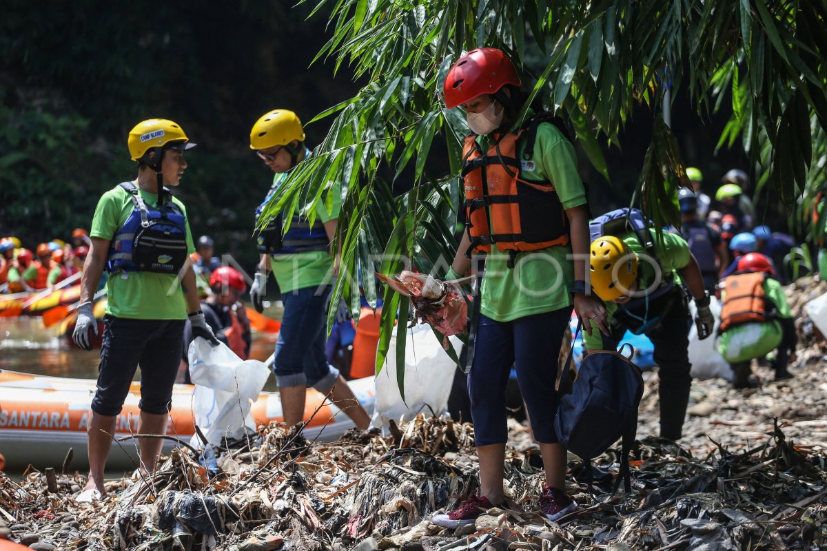 AKSI BEBERSIH DAN SUSUR SUNGAI CILIWUNG | ANTARA Foto
