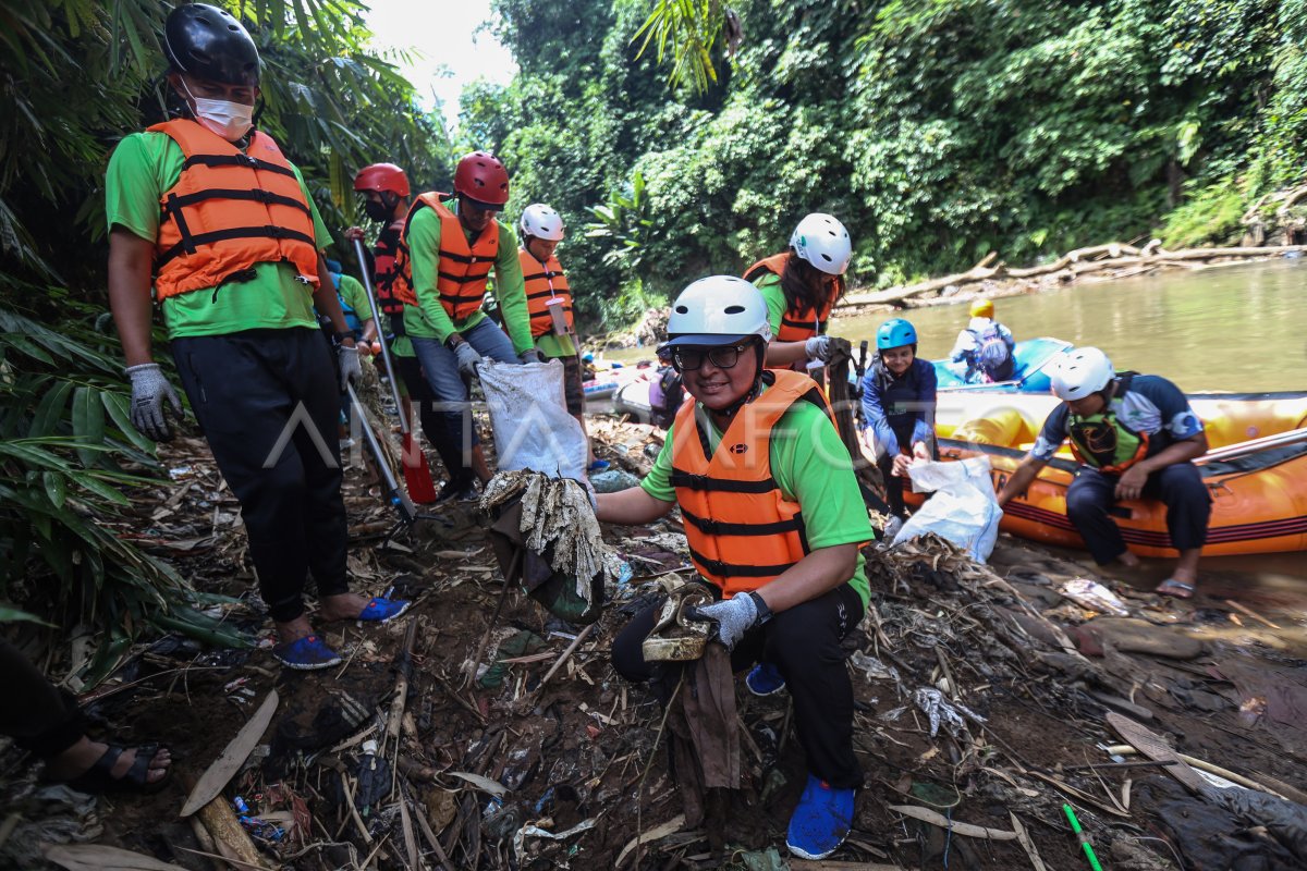 AKSI BEBERSIH DAN SUSUR SUNGAI CILIWUNG | ANTARA Foto