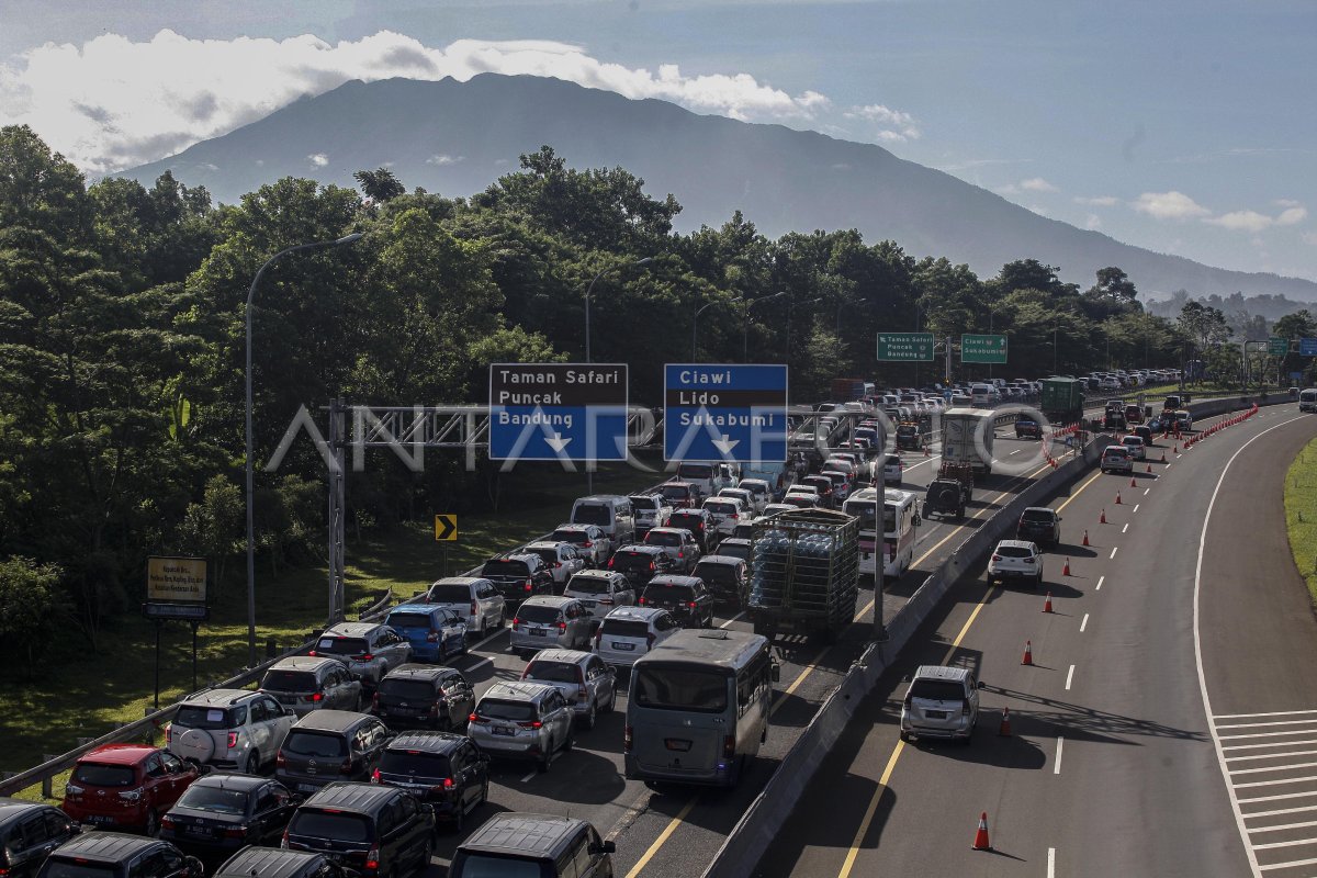 KEPADATAN JALUR WISATA PUNCAK BOGOR JELANG LIBUR IMLEK | ANTARA Foto KEPADATAN JALUR WISATA PUNCAK BOGOR JELANG LIBUR IMLEK | ANTARA Foto