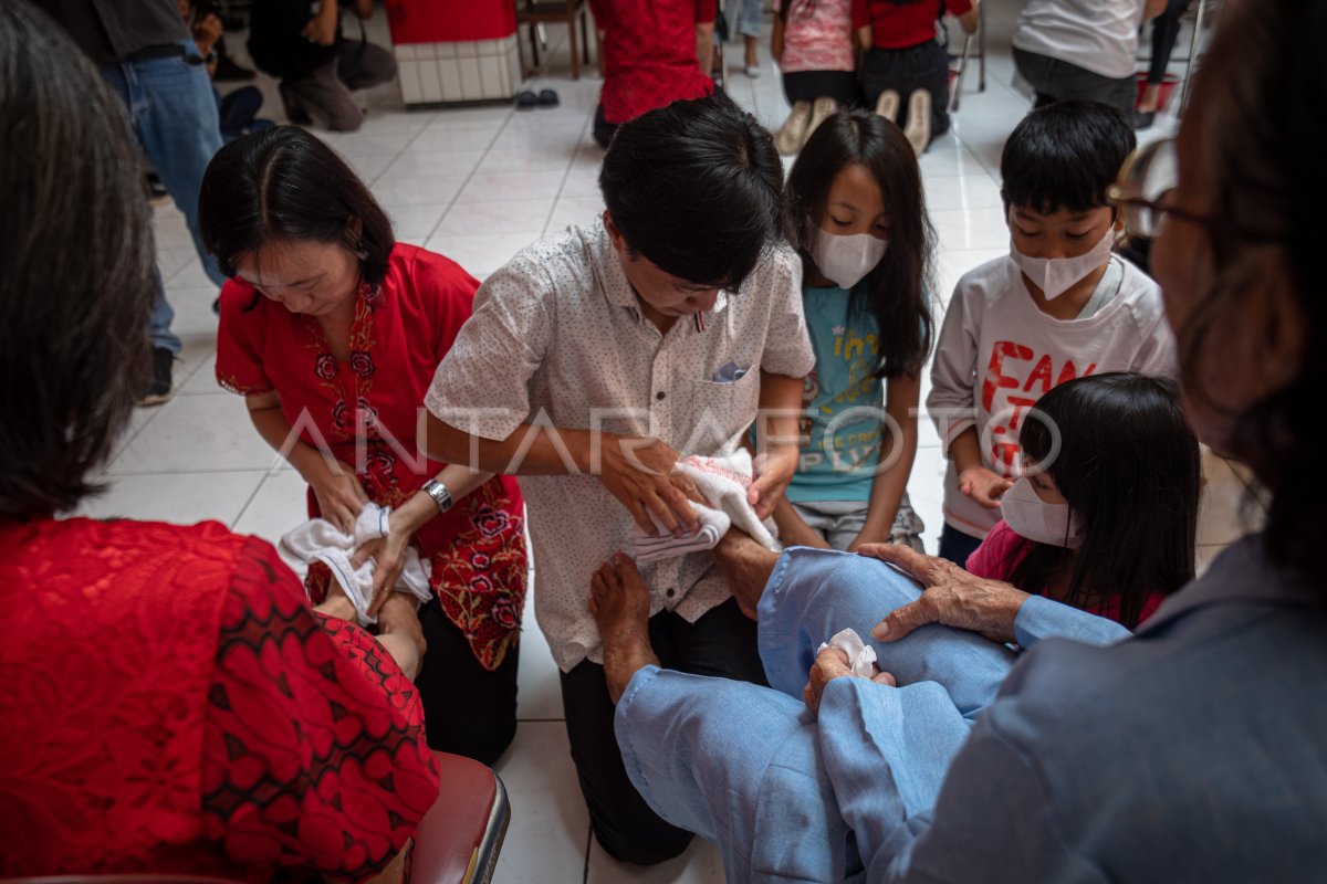 TRADISI BAKTI BASUH KAKI ORANG TUA JELANG IMLEK DI SEMARANG | ANTARA Foto TRADISI BAKTI BASUH KAKI ORANG TUA JELANG IMLEK DI SEMARANG | ANTARA Foto