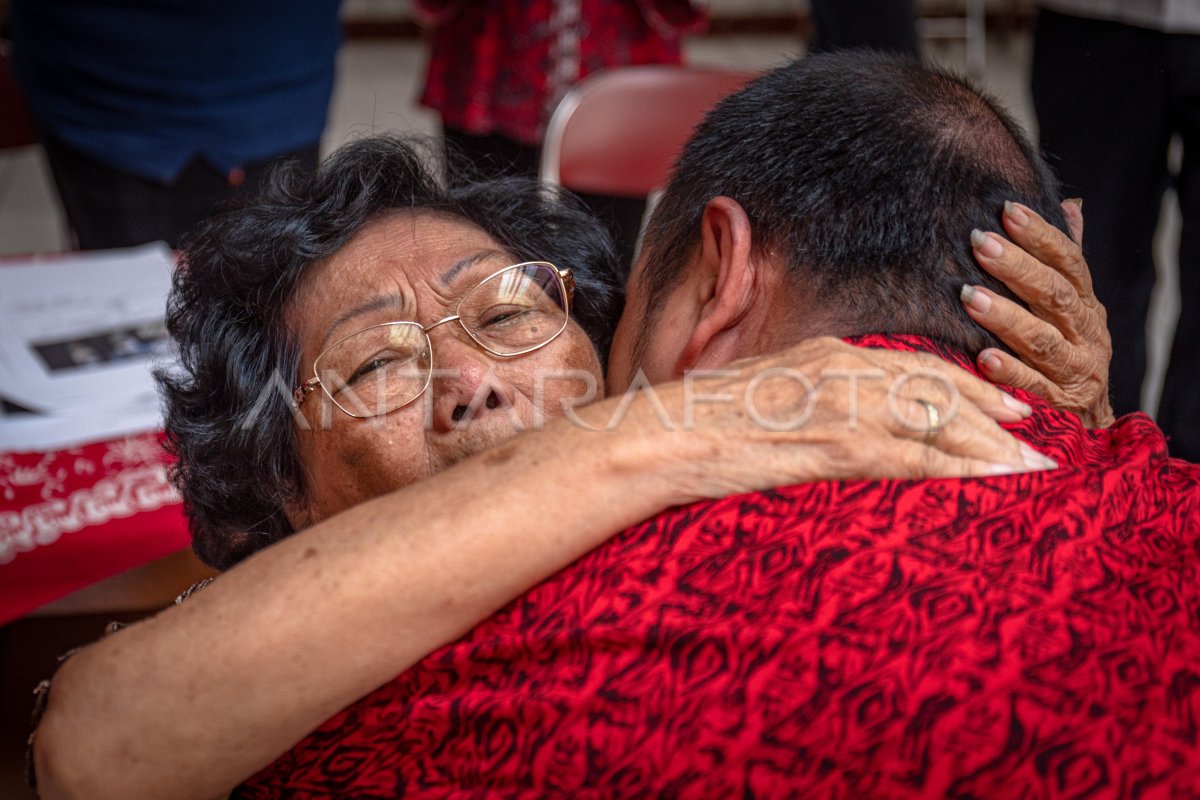TRADISI BAKTI BASUH KAKI ORANG TUA JELANG IMLEK DI SEMARANG | ANTARA Foto TRADISI BAKTI BASUH KAKI ORANG TUA JELANG IMLEK DI SEMARANG | ANTARA Foto