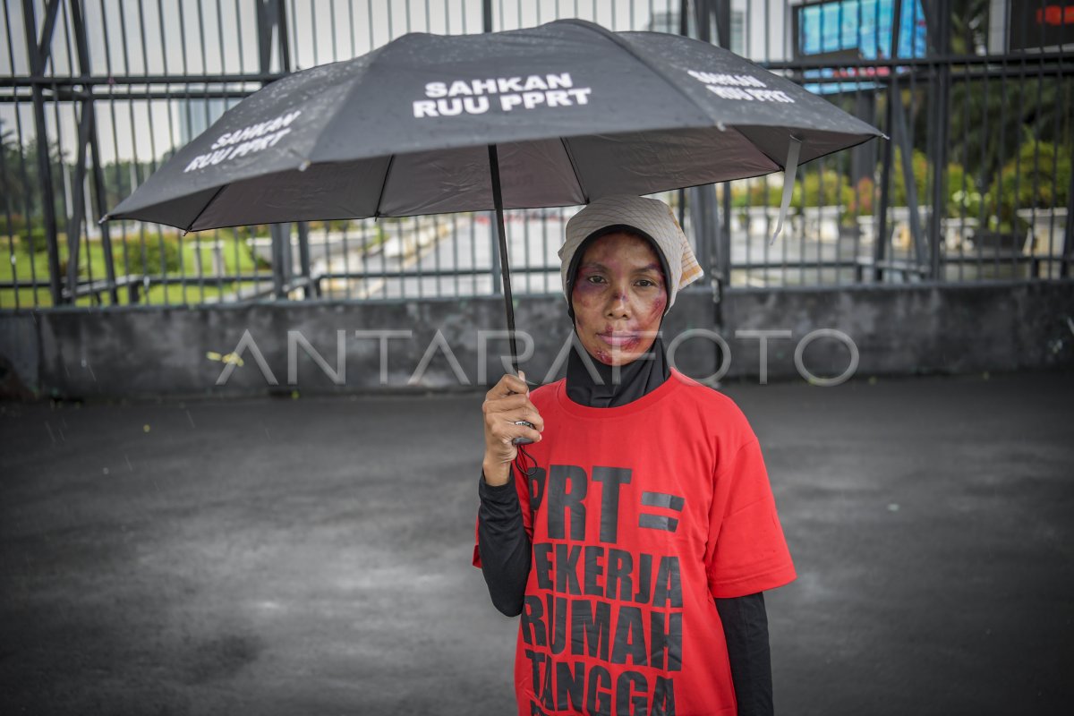AKSI TUNTUT PENGESAHAN RUU PPRT | ANTARA Foto AKSI TUNTUT PENGESAHAN RUU PPRT | ANTARA Foto