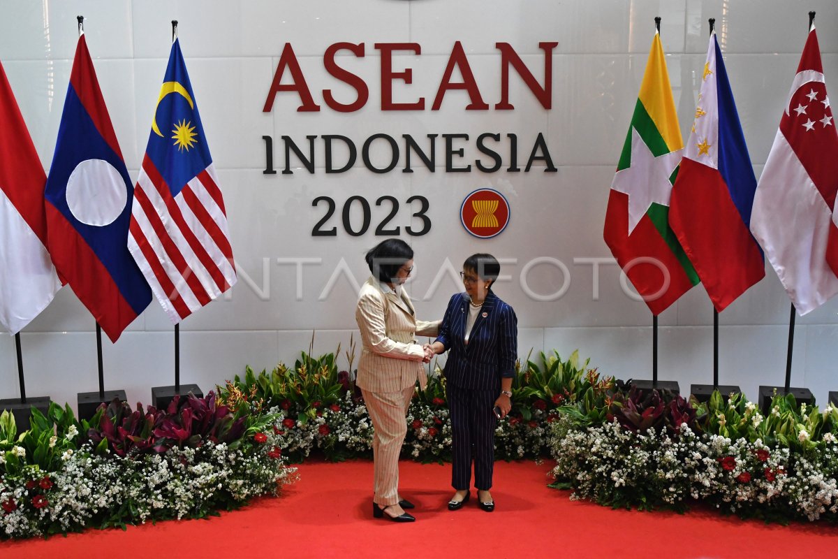 MENLU RETNO SAMBUT MENLU NEGARA DELEGASI ACC MEETING | ANTARA Foto MENLU RETNO SAMBUT MENLU NEGARA DELEGASI ACC MEETING | ANTARA Foto