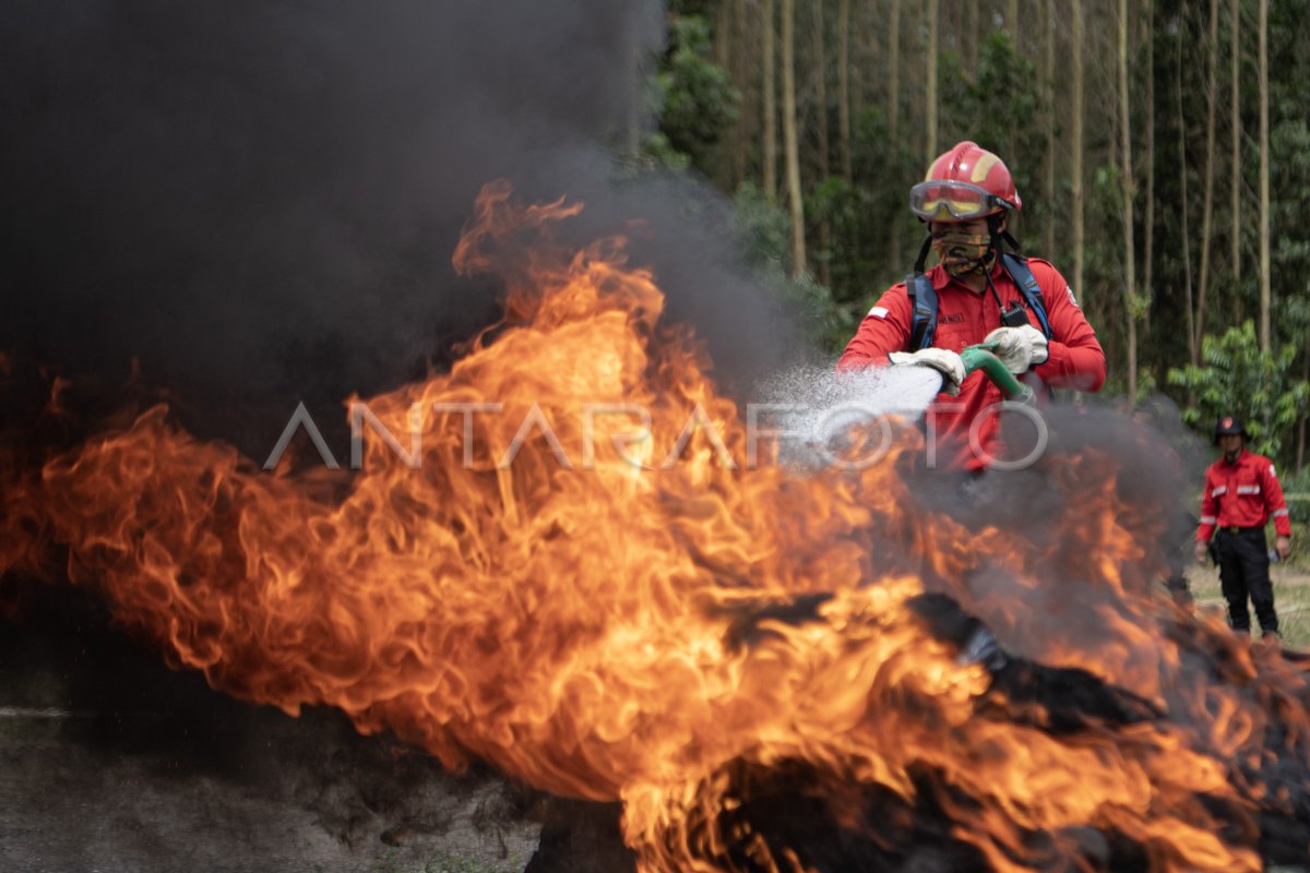 SIMULASI PEMADAMAN KEBAKARAN HUTAN DAN LAHAN | ANTARA Foto